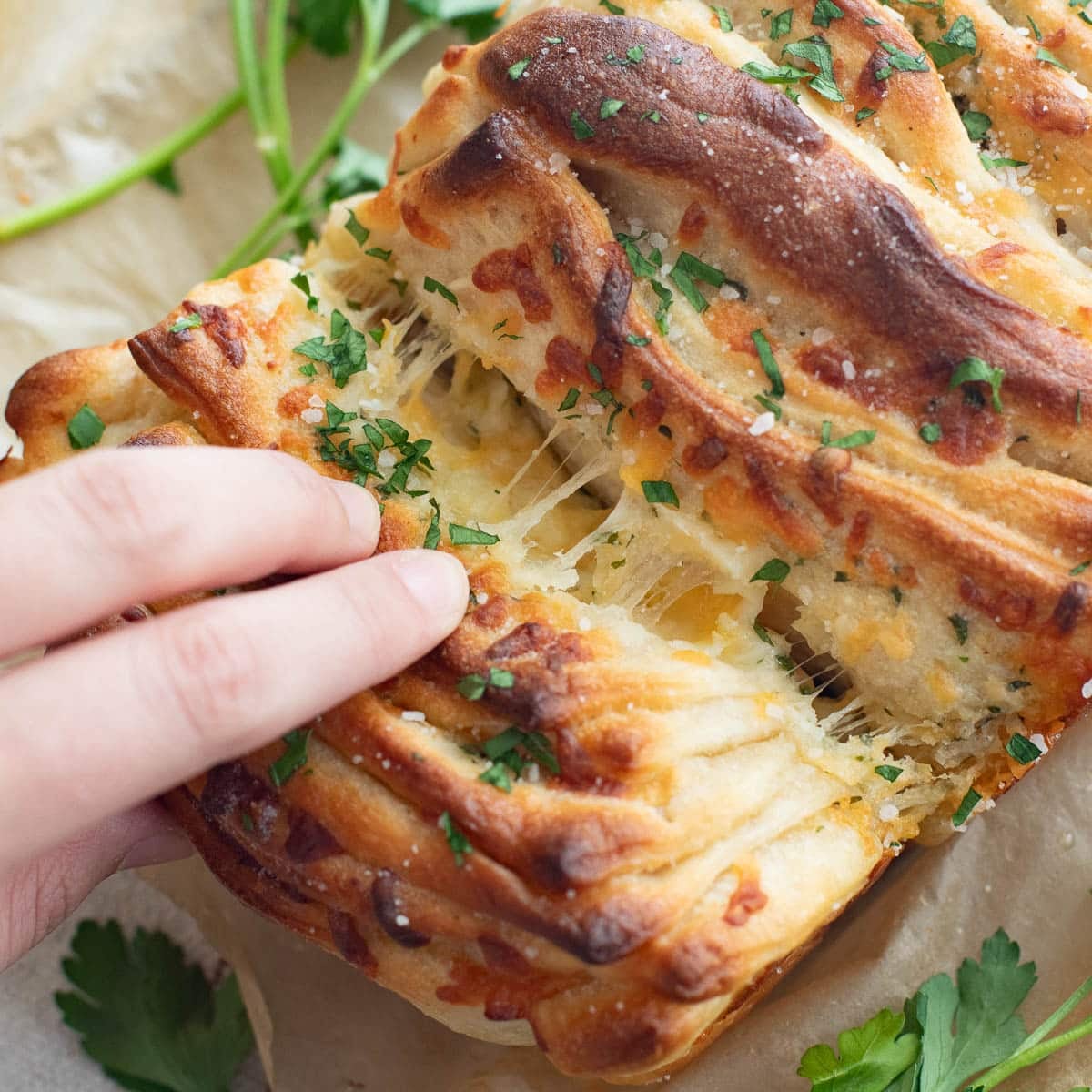 Cheesy Pull-Apart Garlic Butter Bread (Easy Recipe)